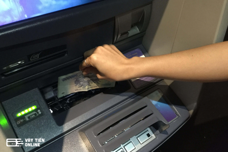 Cách nộp tiền tại cây ATM Vietcombank nhanh chóng 2025